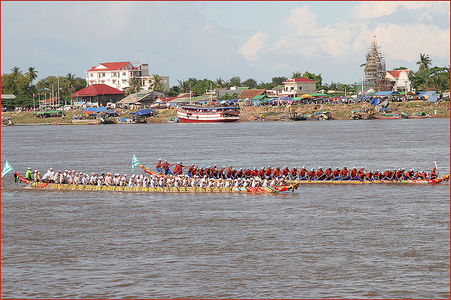 Bon Om Touk Of Khmer Land - TNK Travel