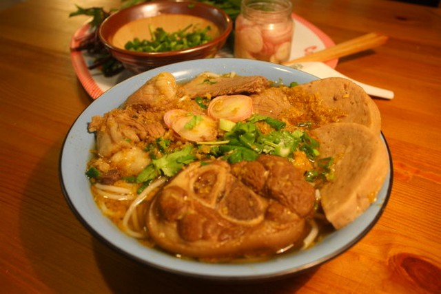 Bun bo gio heo (Beef and fork soft noodle soup) - TNK Travel
